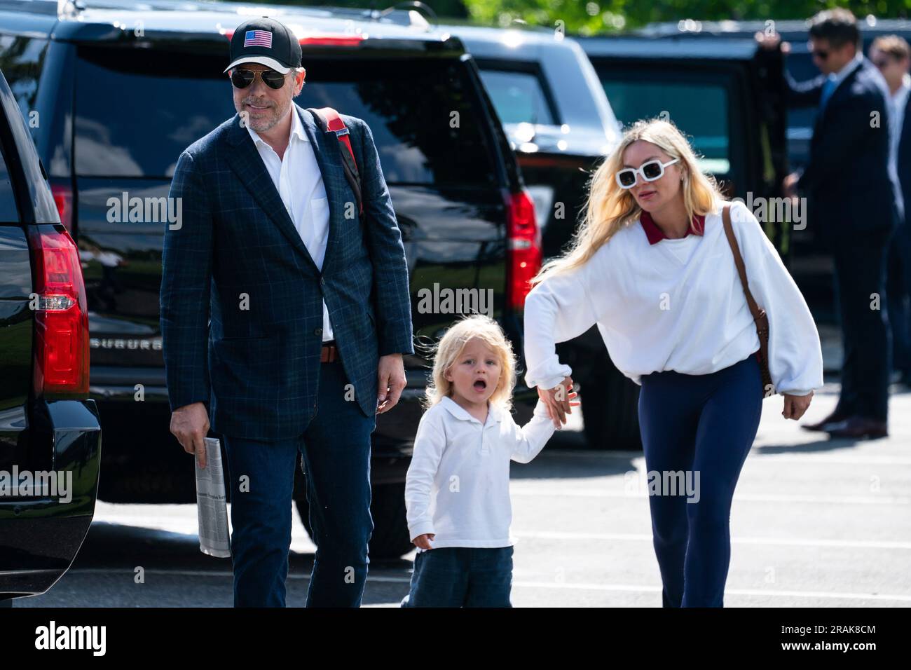 Hunter Biden walks with wife Melissa Cohen and their son Beau after ...