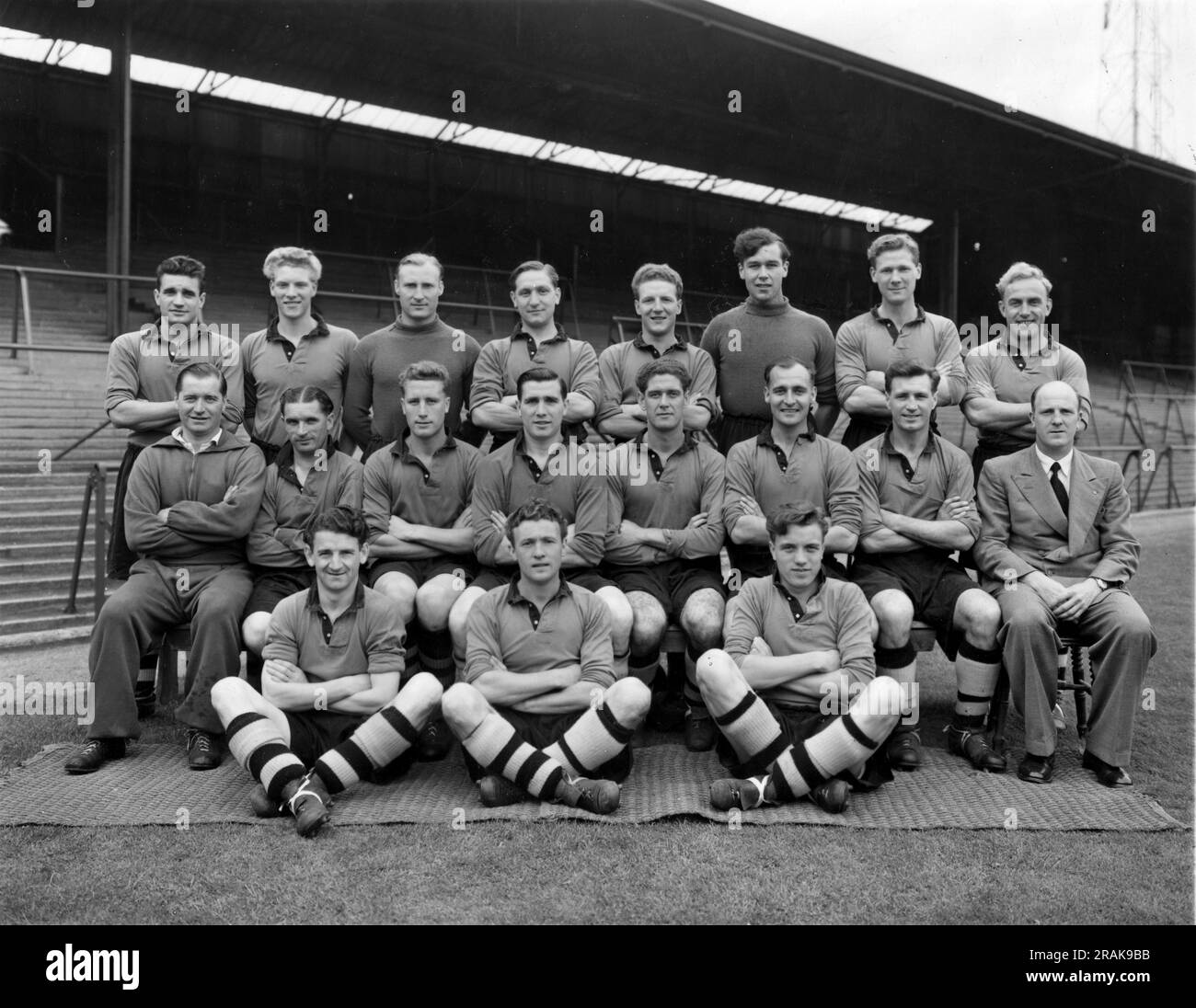 Wolverhampton Wanderers football team Wolves team early 50's with Ron ...