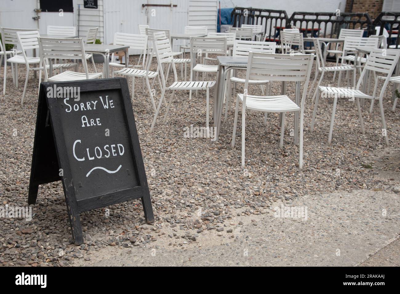 Sorry we are closed sign outside a coffee shop Stock Photo - Alamy