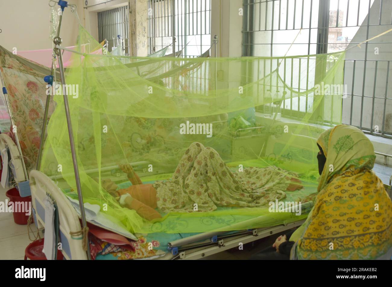 (230704) --DHAKA, July 4, 2023 (Xinhua) -- A dengue patient under a ...