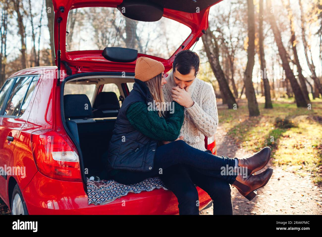 Couple kissing car hi-res stock photography and images - Alamy