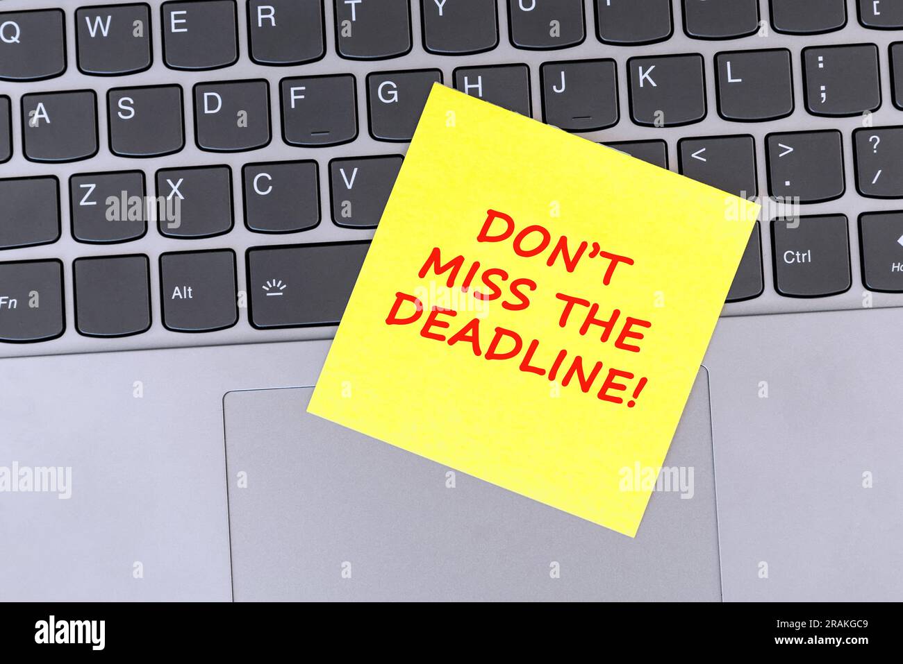 Adhesive note on top of laptop with text don't miss the deadline Stock ...