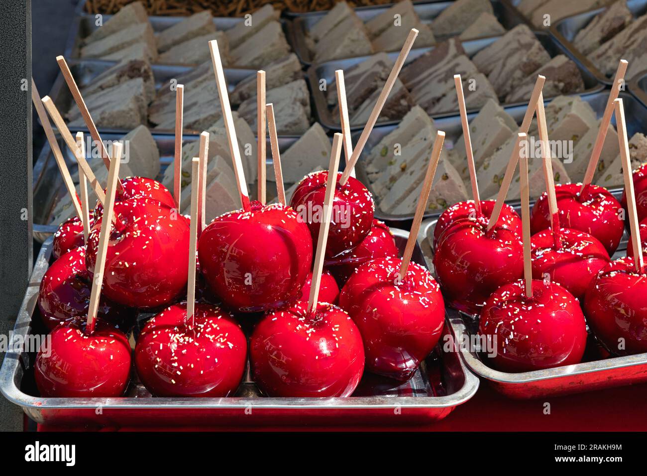 Red candy apples hi-res stock photography and images - Alamy