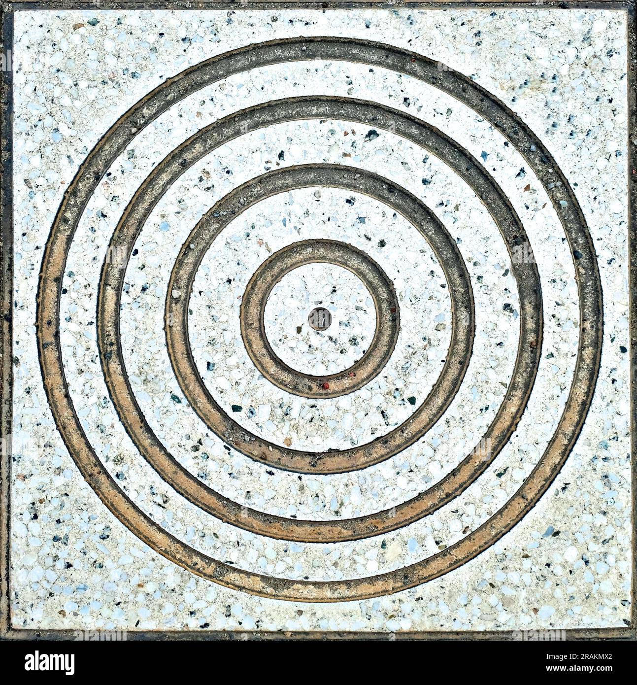 Bullseye concentric rings in stone pavement Stock Photo - Alamy