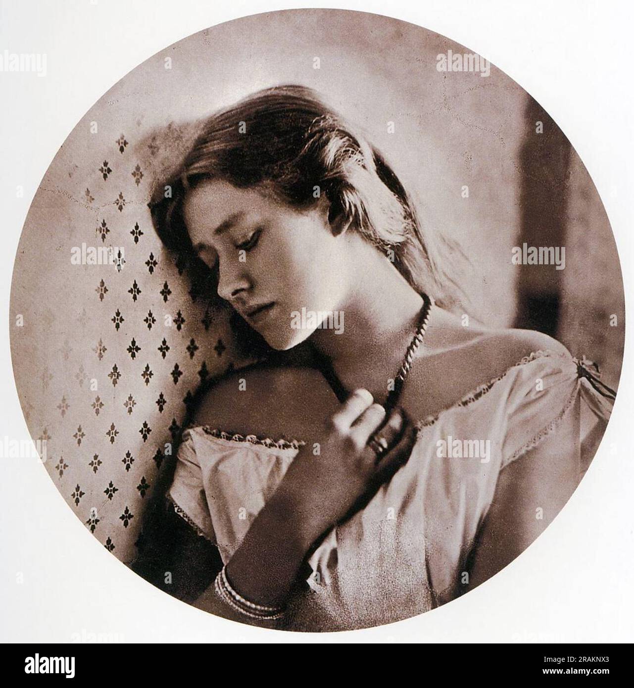 Julia margaret cameron ellen terry hi-res stock photography and images ...