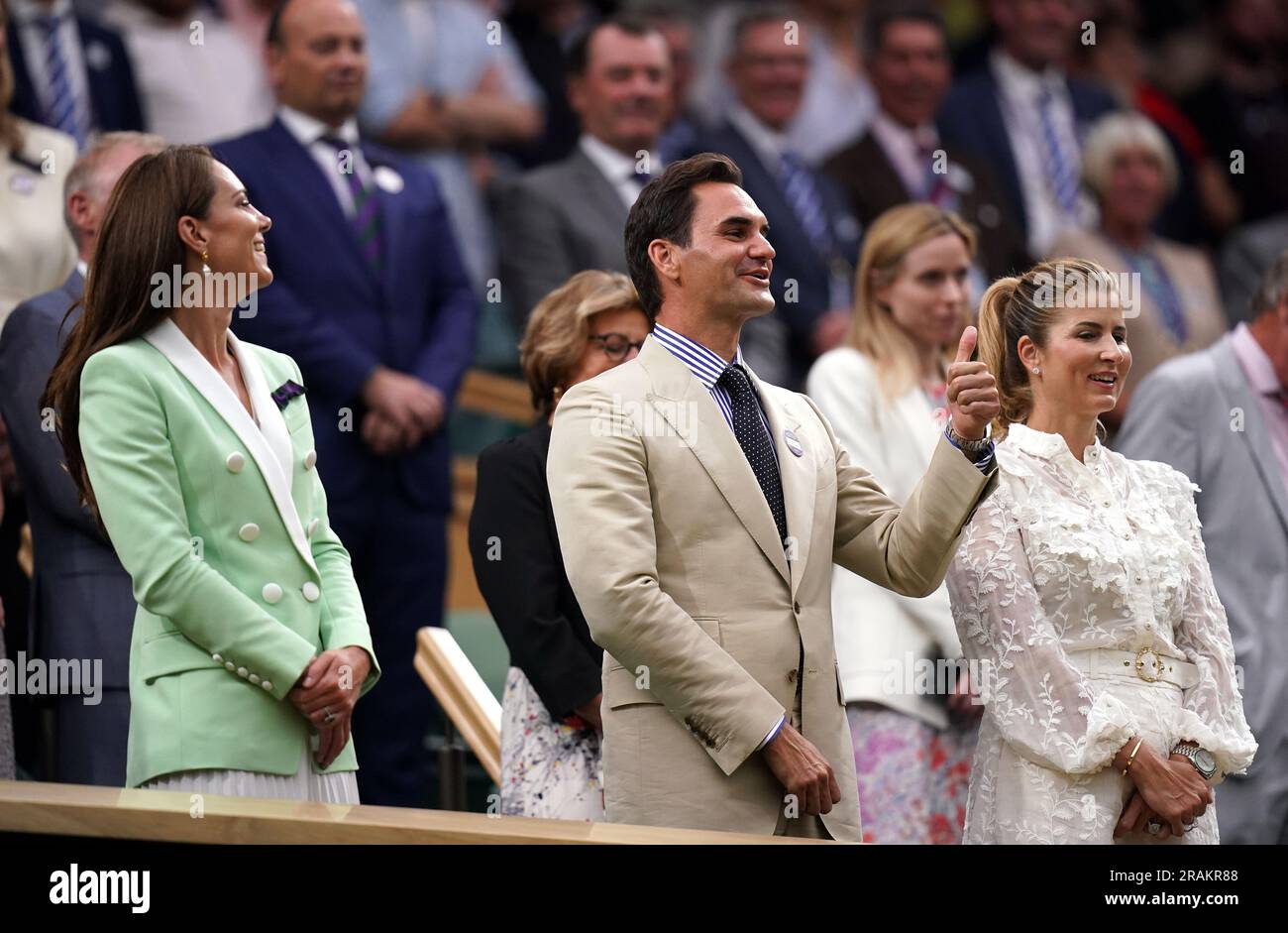 The Princess of Wales (left) as Roger Federer gives the thumbs up to ...