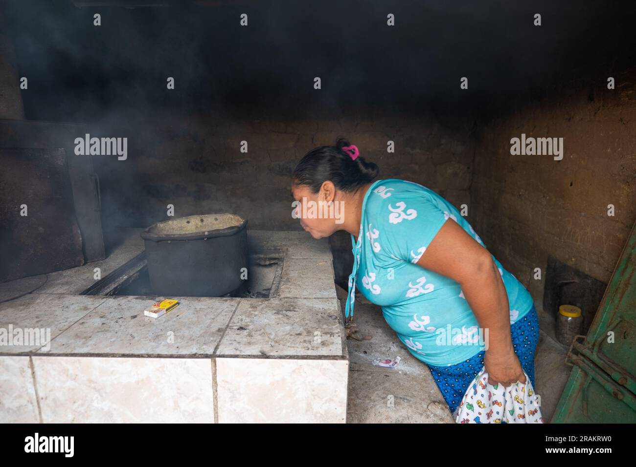 Indian poor woman cooking hi-res stock photography and images - Alamy