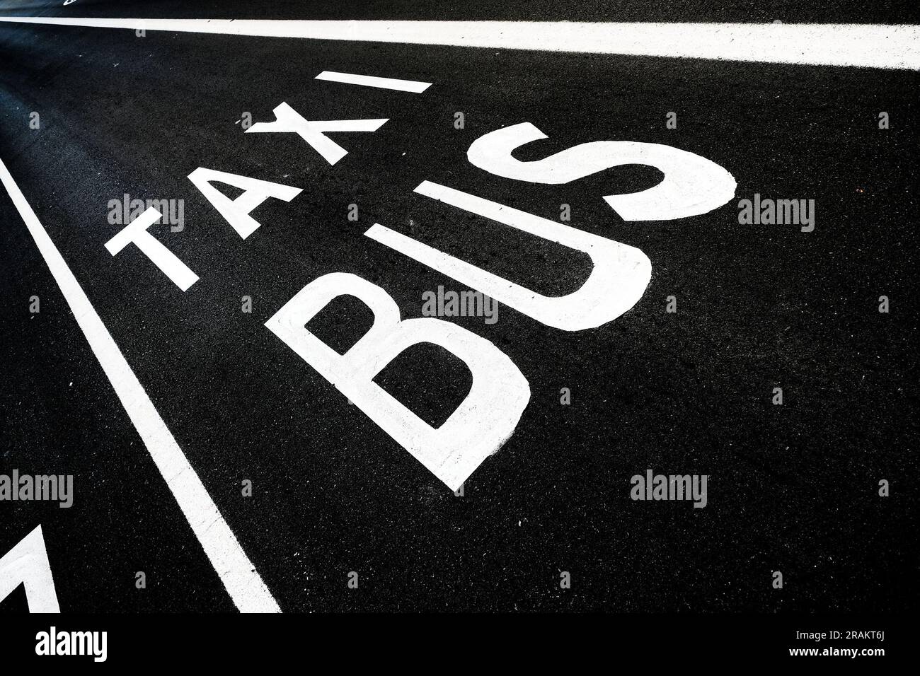 Cab and or bus only lanes in big town, problems of traffic congestion ...