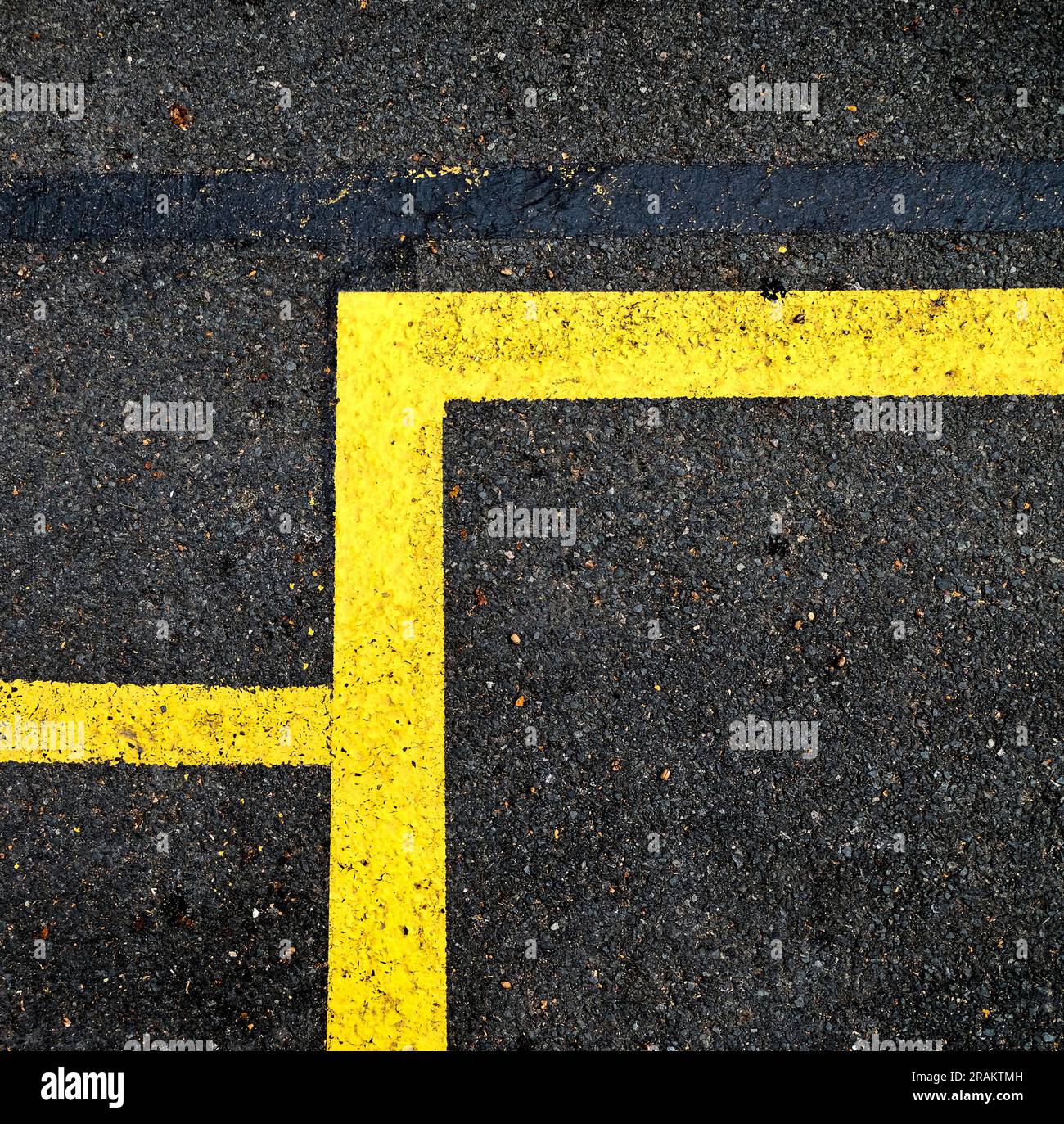 Reflective surface street hi-res stock photography and images - Alamy