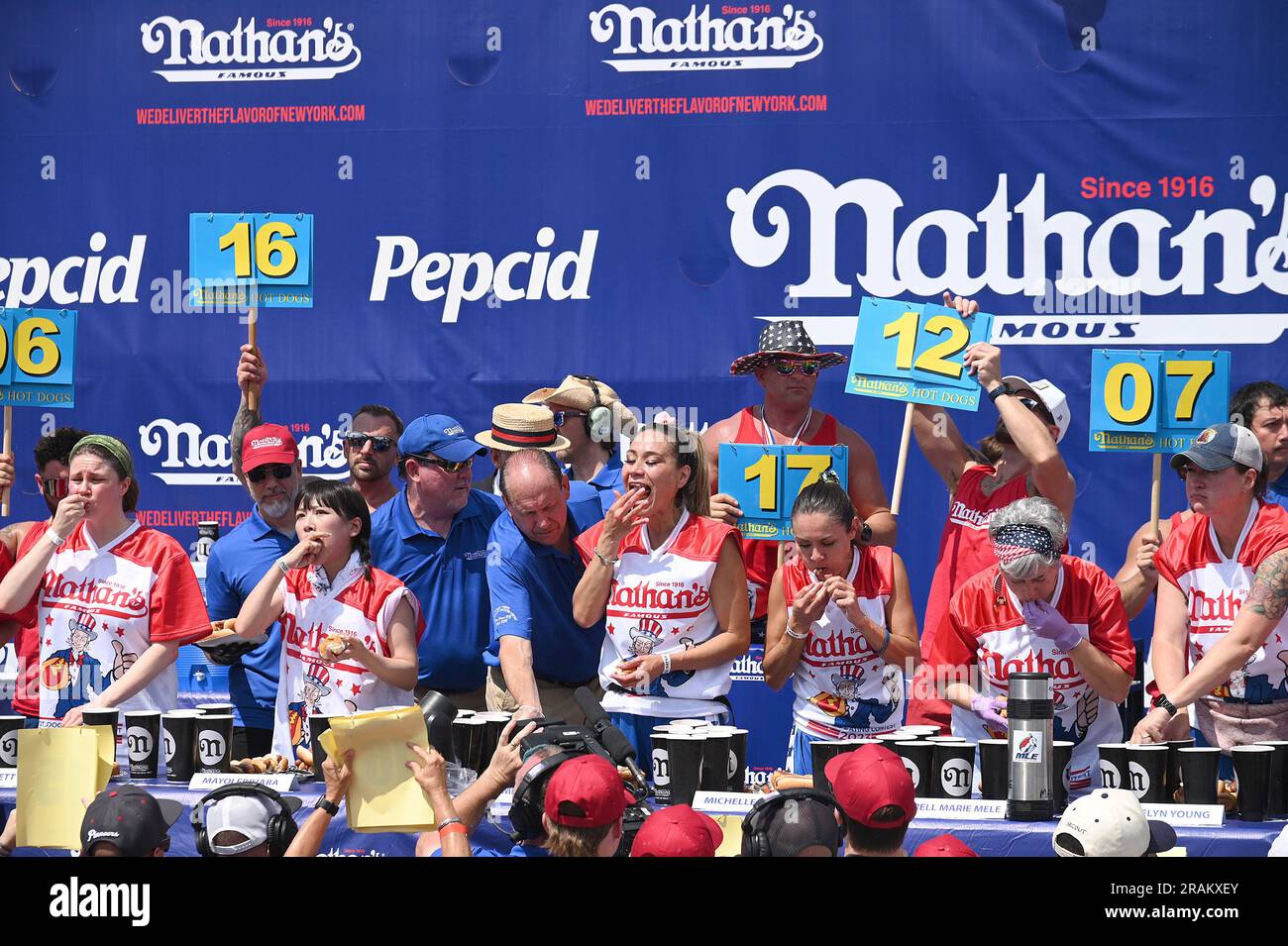 New York, USA. 04th July, 2023. Women competitive eaters Mayoi Ebihara ...