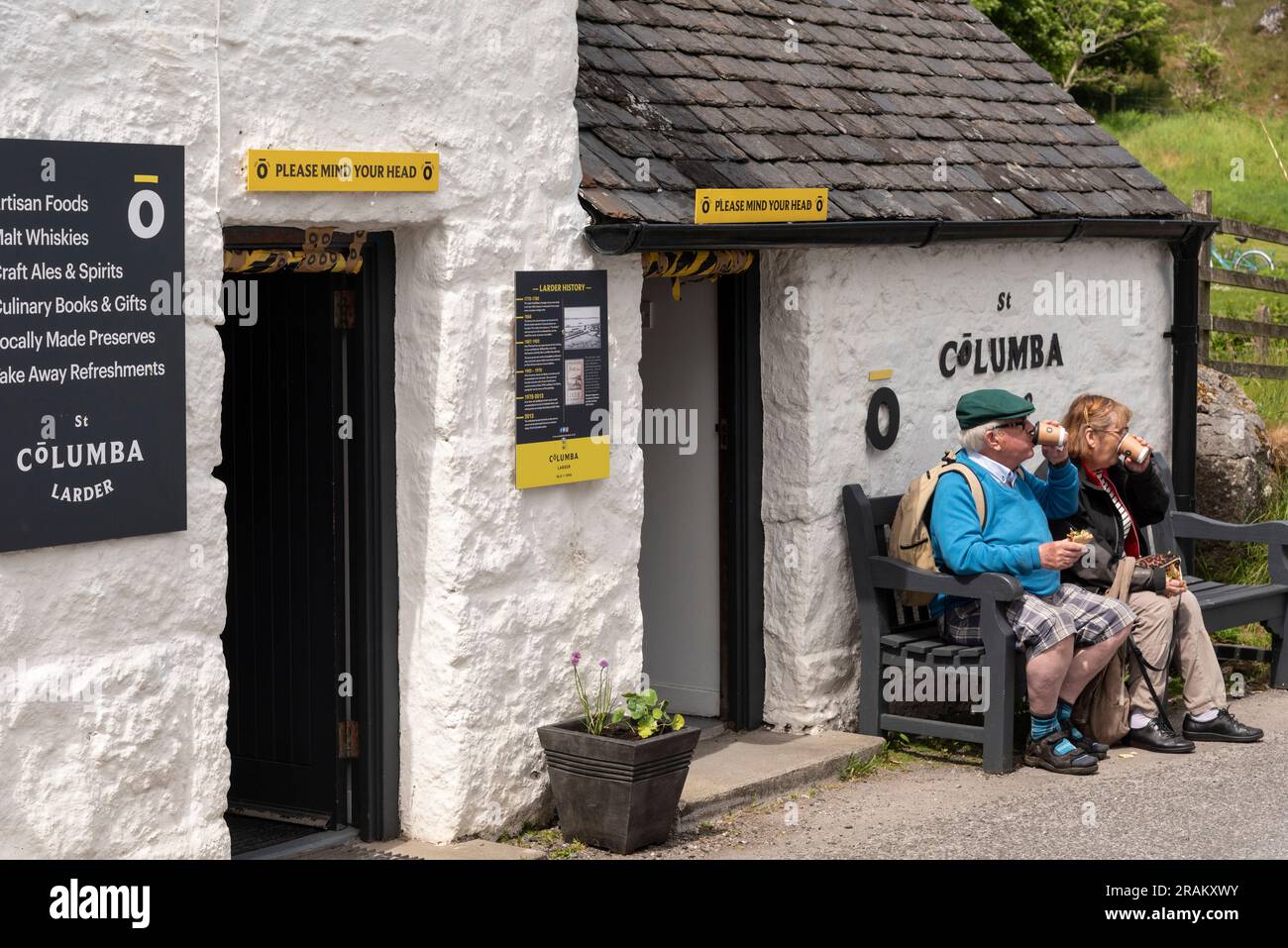 Isle of Iona, Scotland, UK. 6 June 2023. Tourists stop for lunch seated ...