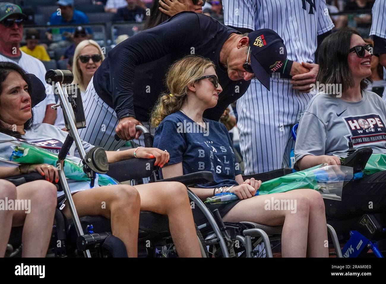 New York Yankees manager Aaron Boone, center, talk with Sarah Langs ...