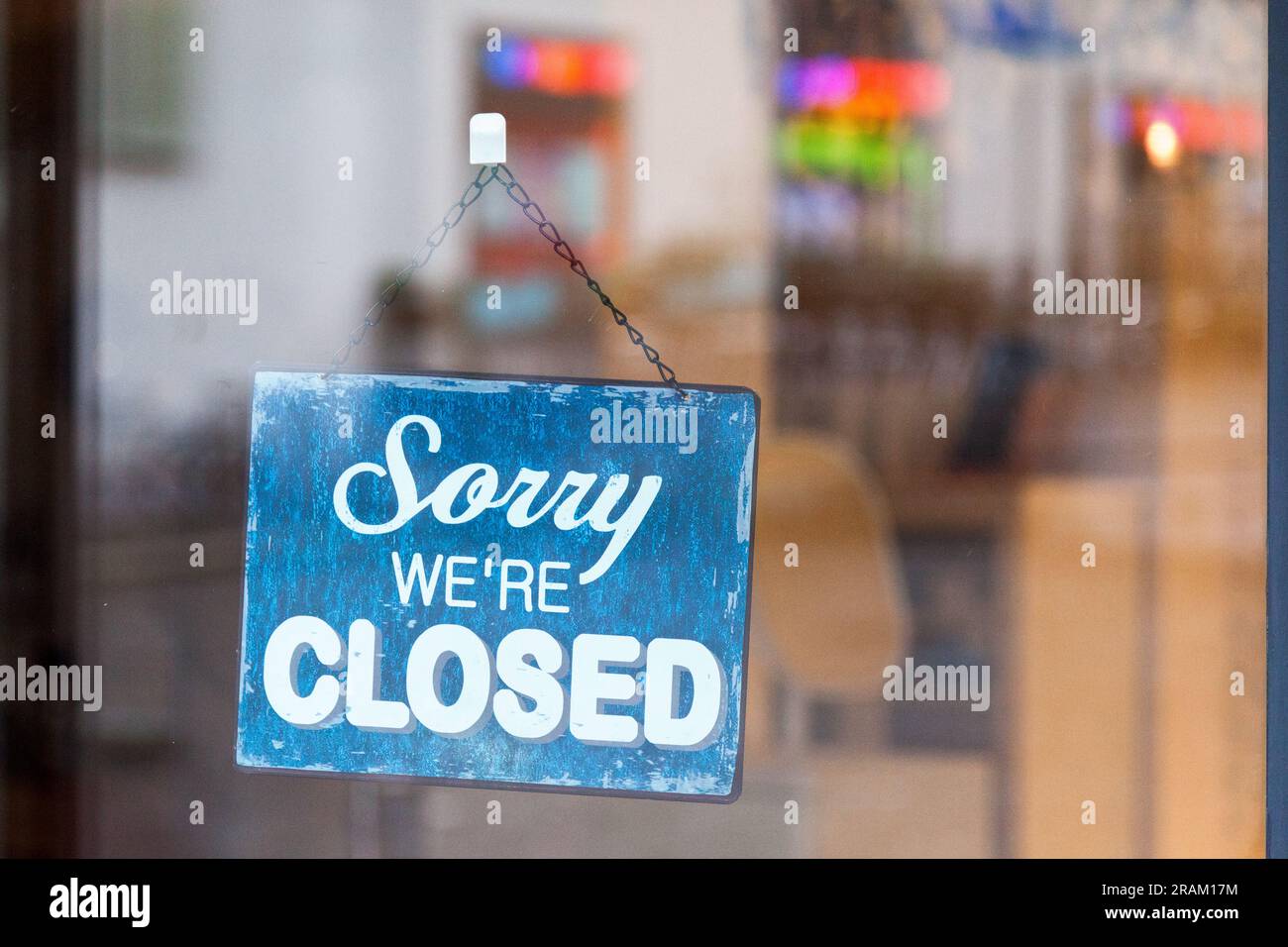 Close-up on a closed sign in the window Stock Photo - Alamy
