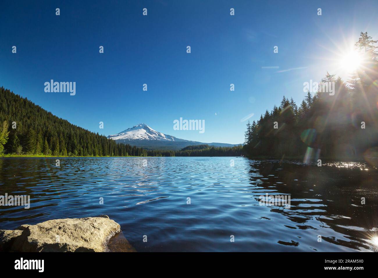 Mount. Hood reflection in Trillium lake, Oregon, USA. Beautiful natural ...