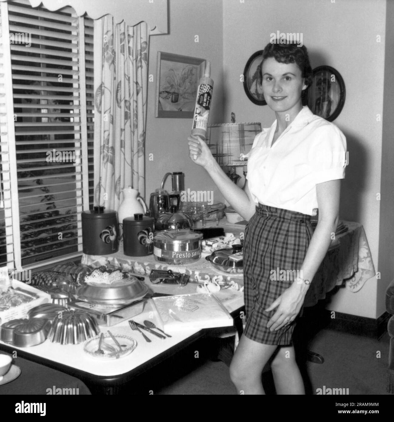 1950s 1960s portrait woman hi-res stock photography and images - Alamy
