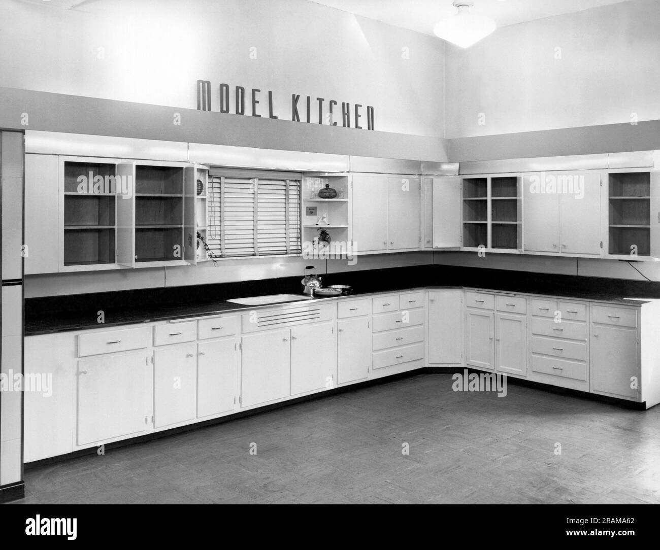 Tacoma, Washington: c. 1958 A model kitchen Stock Photo - Alamy