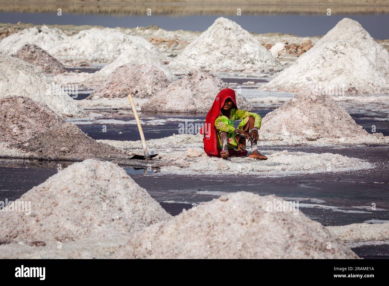 Woman mining salt at lake Sambhar, Rajasthan, India Stock Photo - Alamy