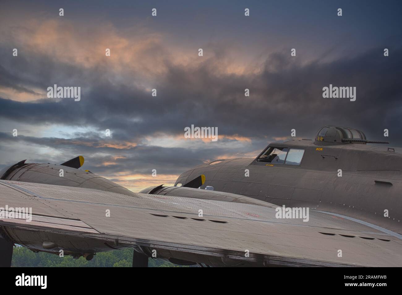 B 17 gunner hi-res stock photography and images - Alamy
