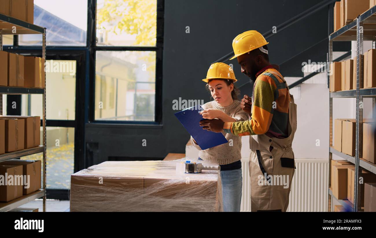 Female warehouse worker packs hi-res stock photography and images - Alamy