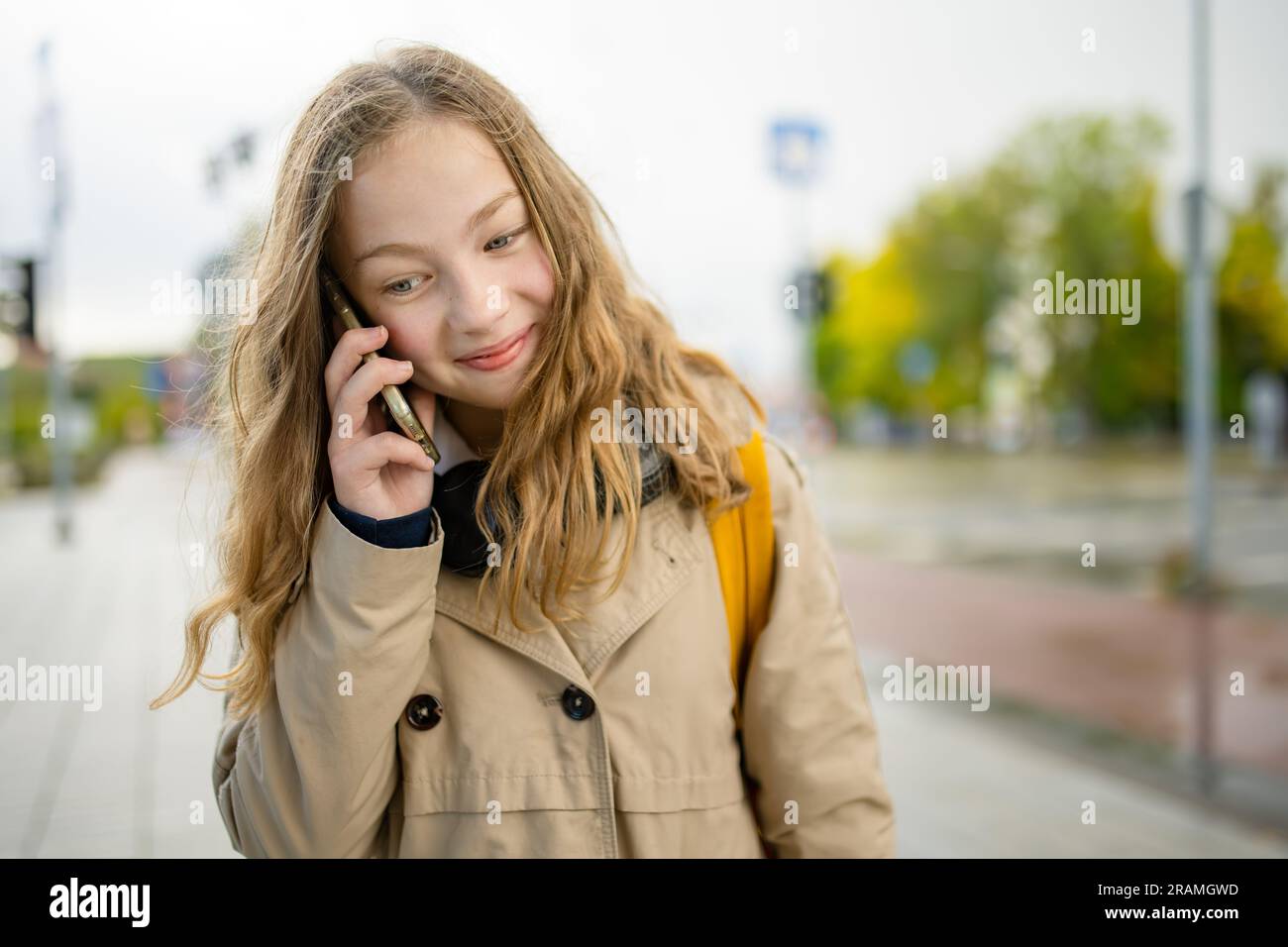 Pretty teenage girl using a smart phone. Beautiful young girl in a city ...