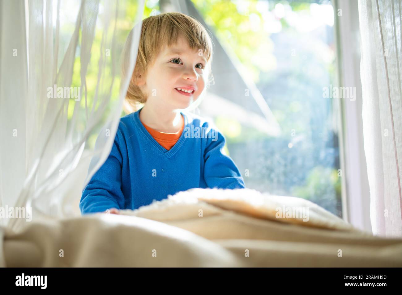 Child peek through window hi-res stock photography and images - Alamy