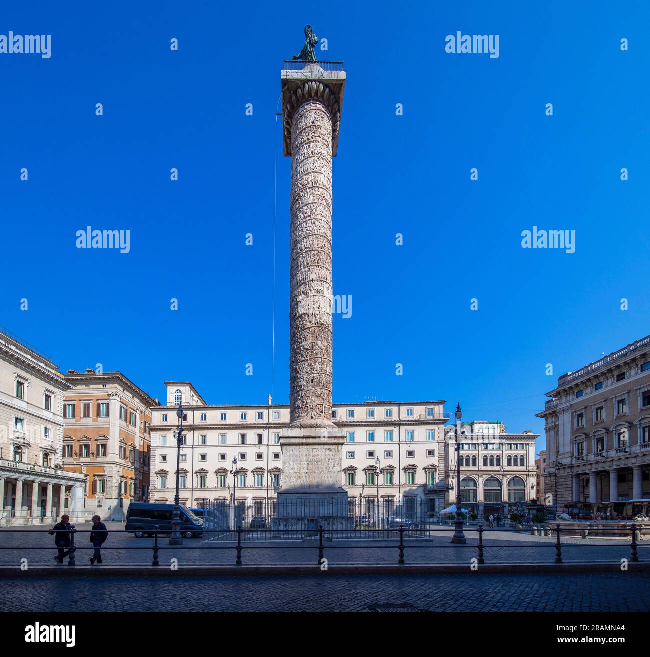 Piazza colonna roma hi-res stock photography and images - Alamy