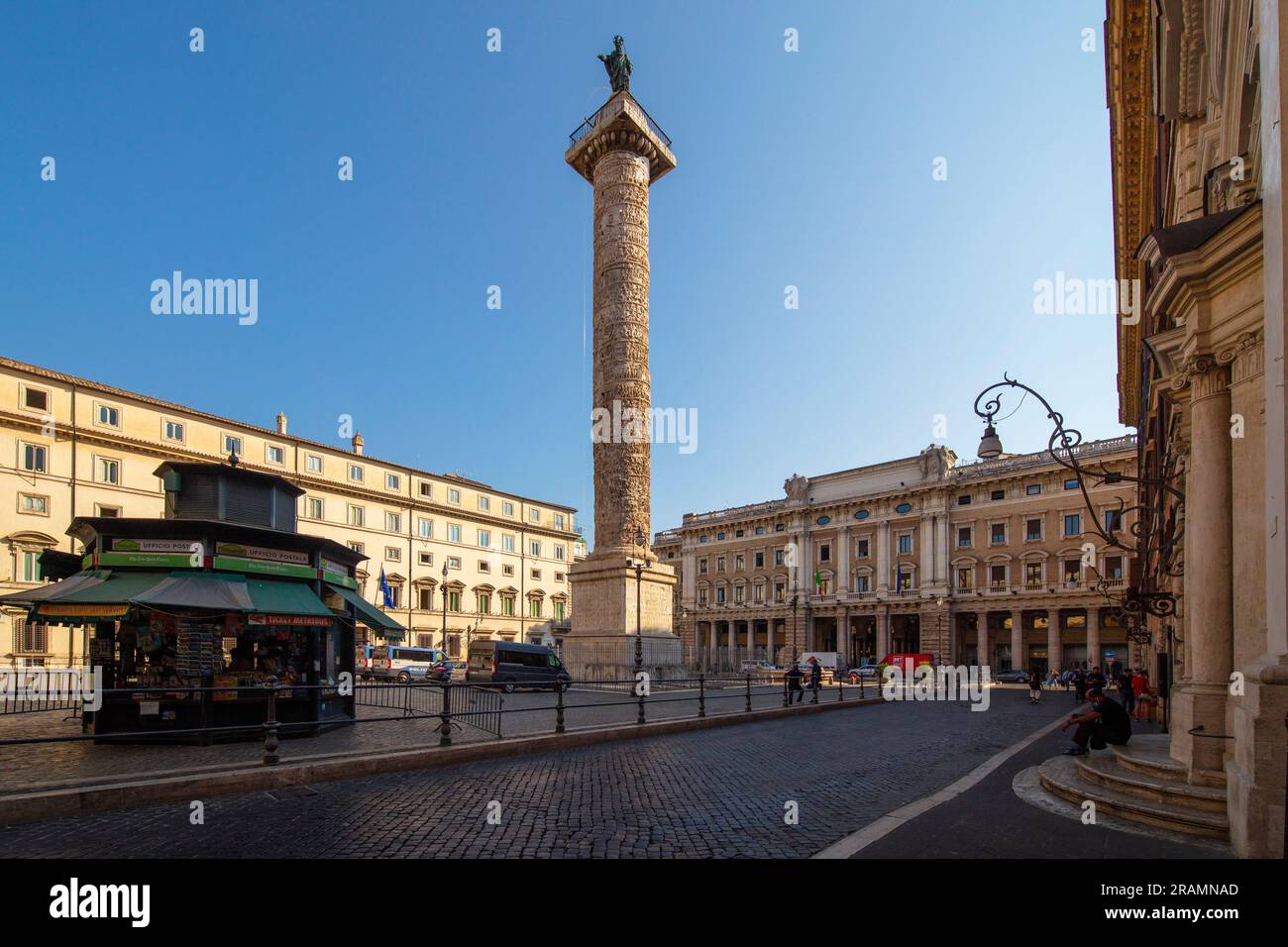 Piazza colonna roma hi-res stock photography and images - Alamy