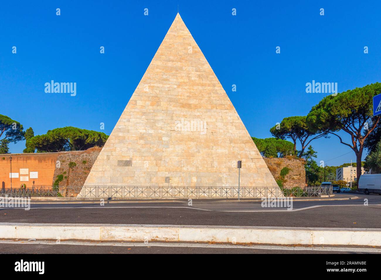 Pyramid of Caio Cestio, Roma, Lazio, Italy Stock Photo - Alamy