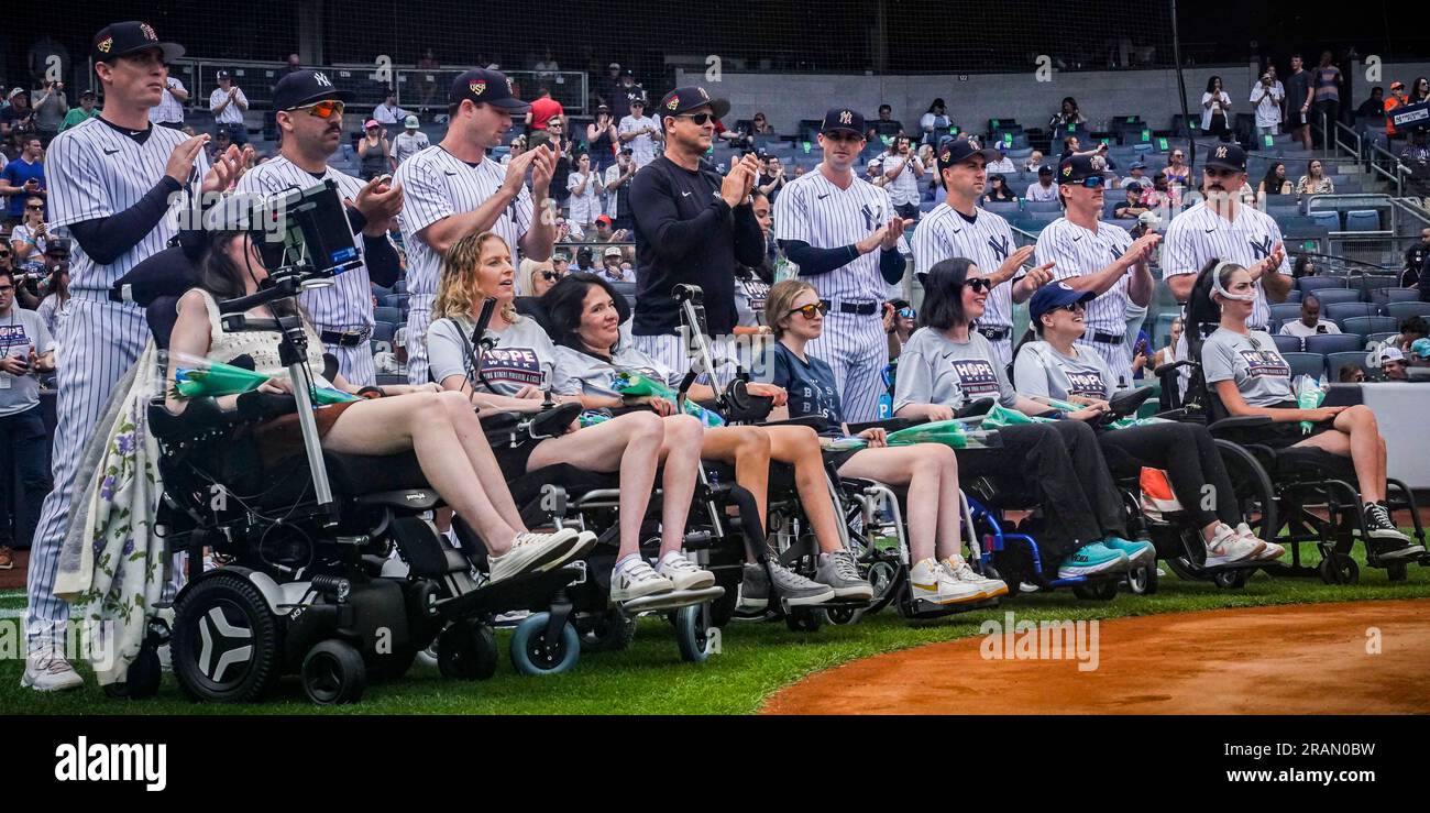 New York Yankees players and manager Aaron Boone, fourth from left ...