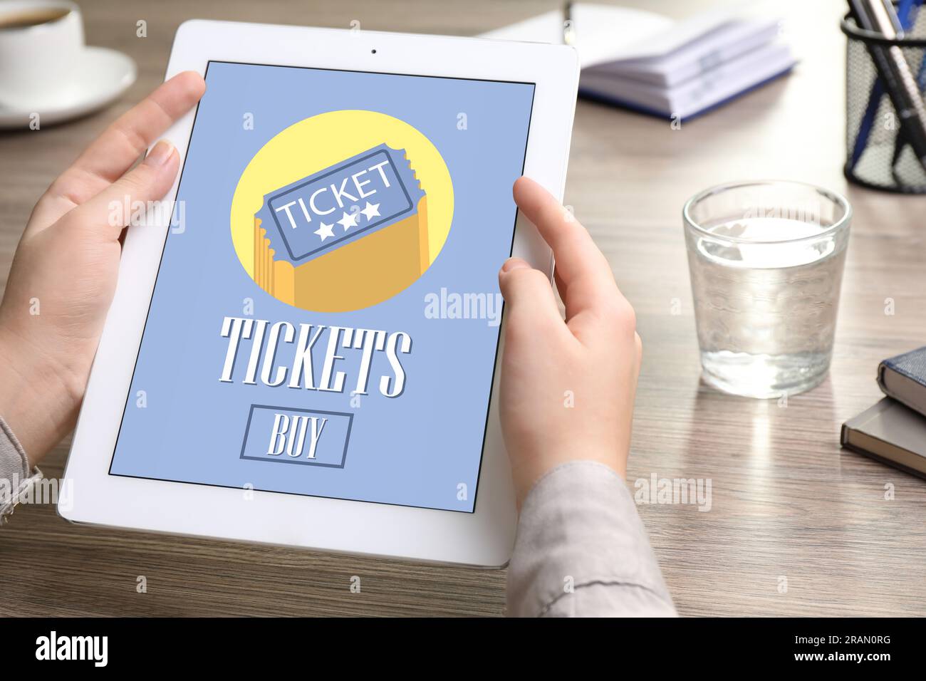 Tablet movie theatre hi-res stock photography and images - Alamy