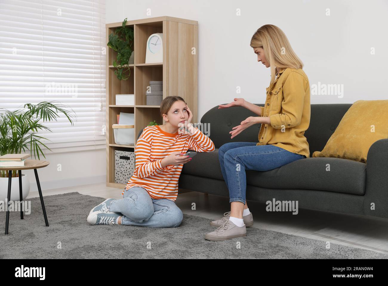 Mother scolding her teenage daughter at home Stock Photo - Alamy