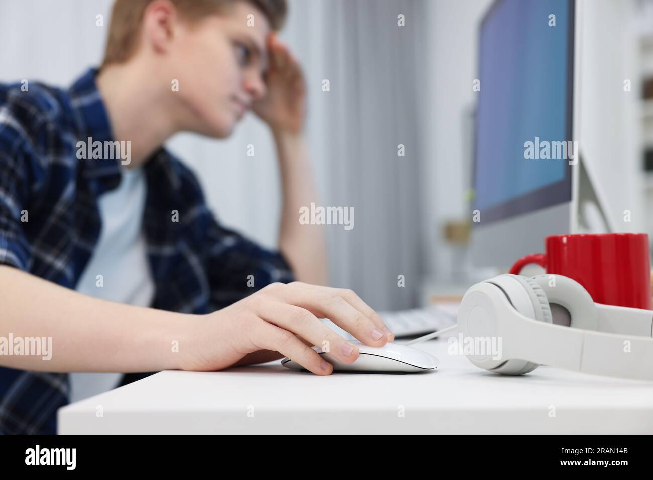Teenage hand mouse hi-res stock photography and images - Alamy