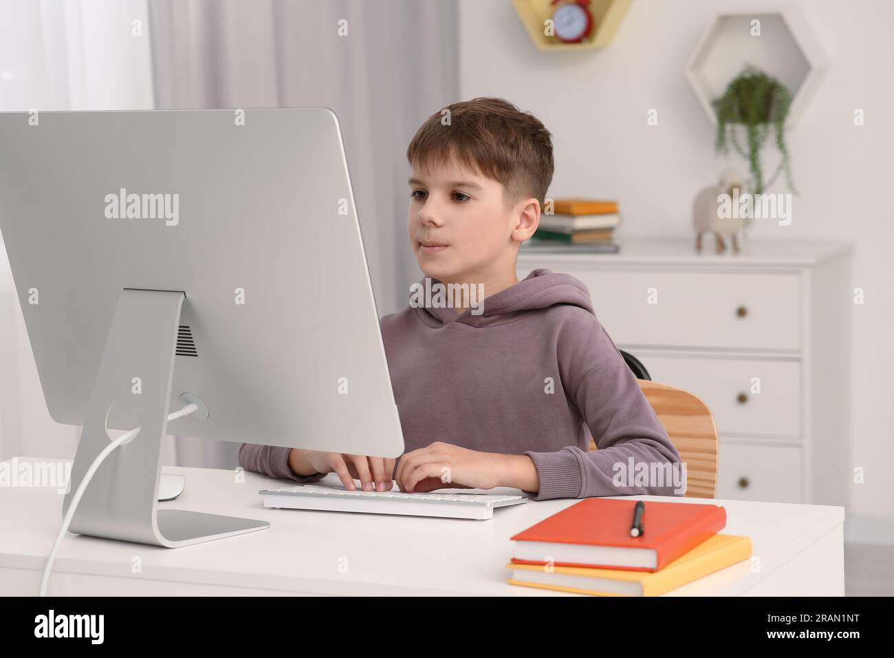 Tween and computer hi-res stock photography and images - Alamy