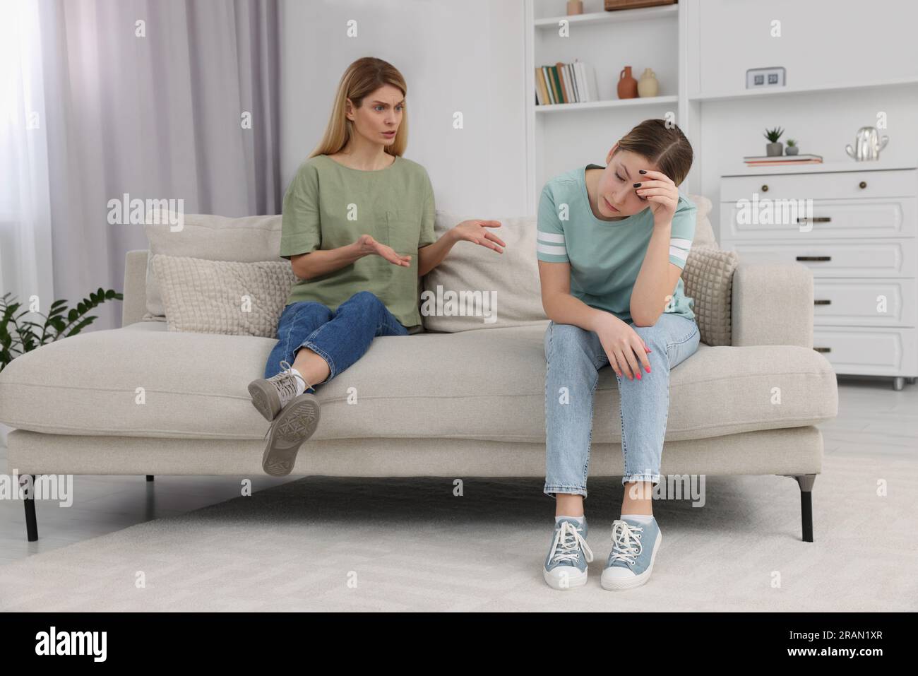 Mother scolding her teenage daughter at home Stock Photo - Alamy