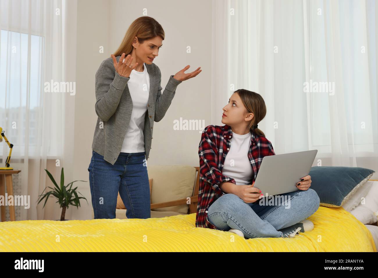Mother scolding her teenage daughter at home Stock Photo - Alamy