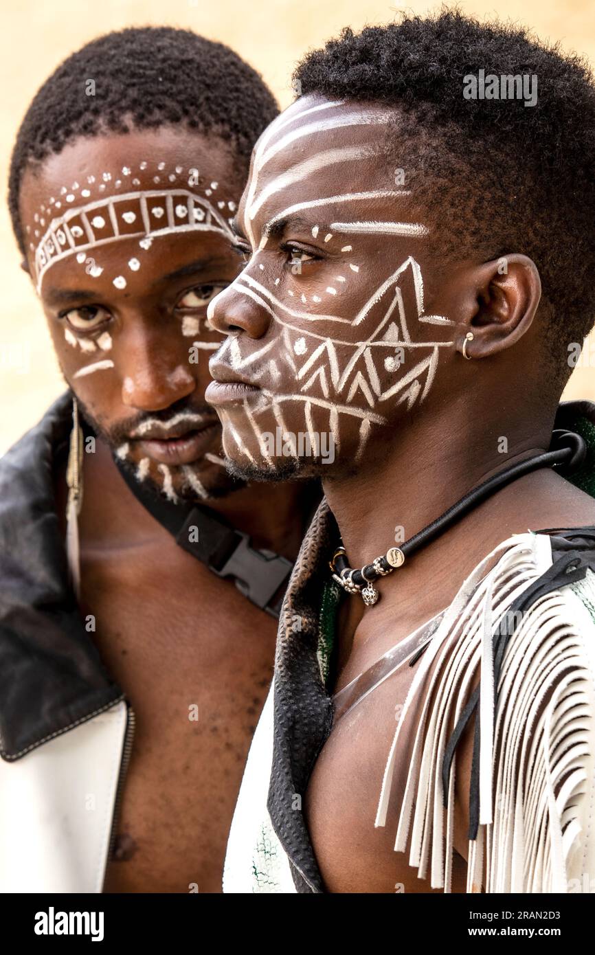 Helpbuiltone hi-res stock photography and images - Alamy