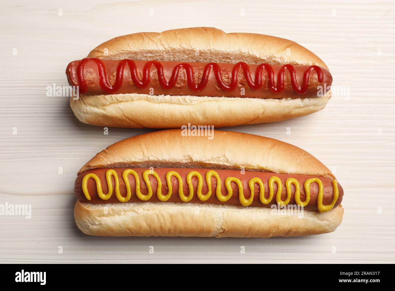 Hot dogs on table top view hi-res stock photography and images - Alamy