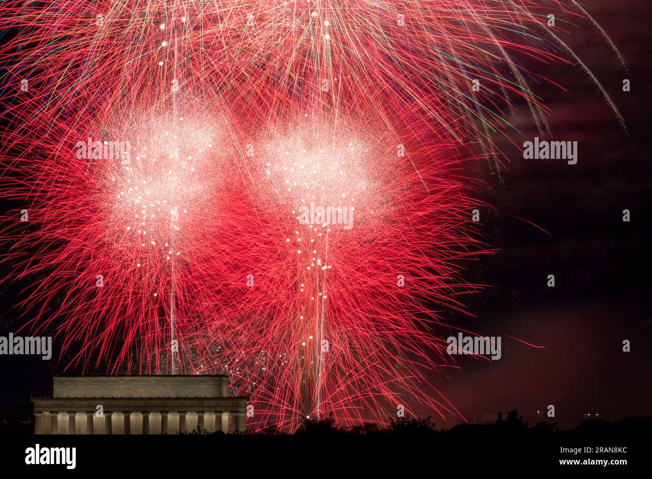 Fireworks burst at the National Mall above the Lincoln Memorial ...