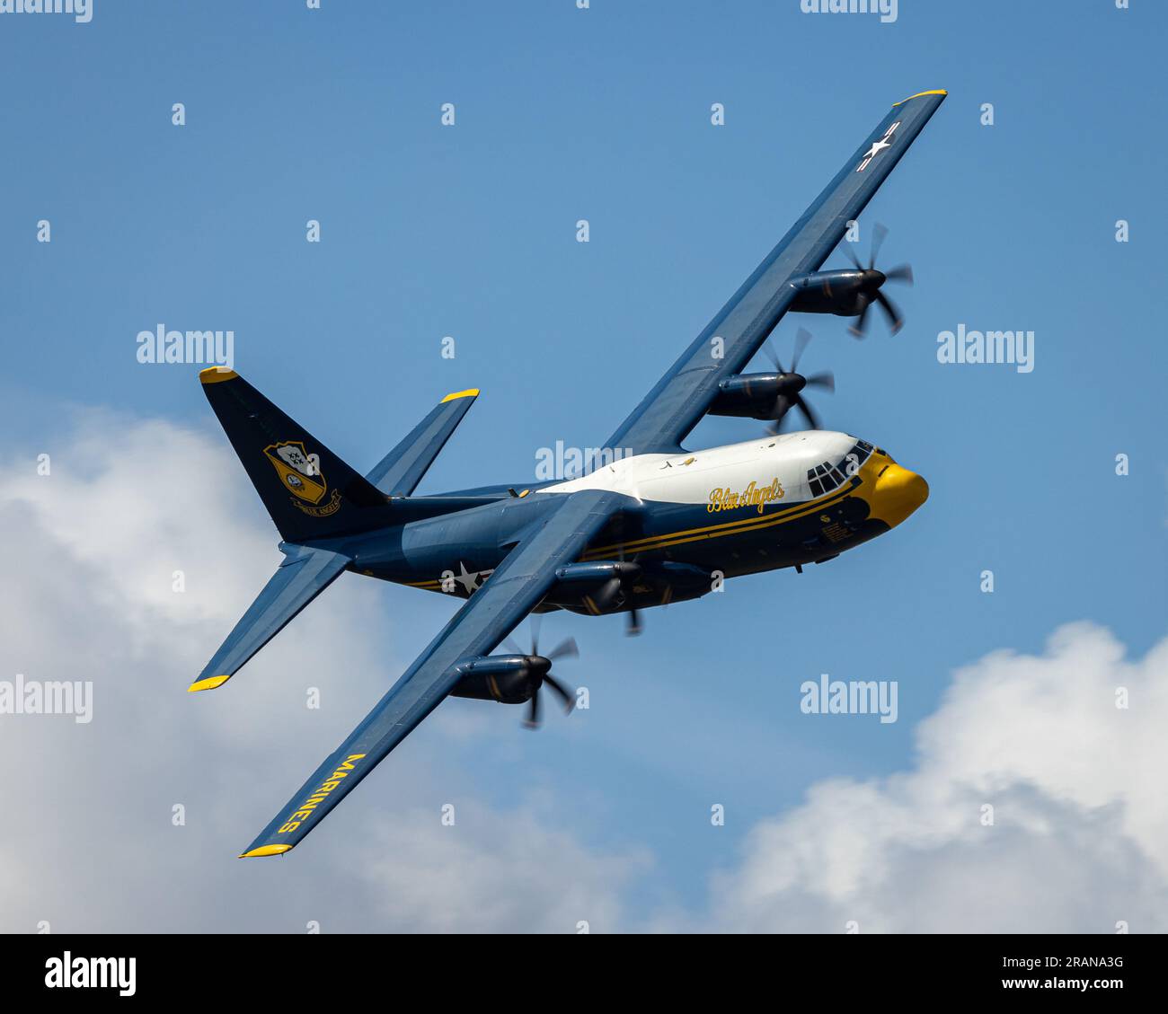 The amazing airplane flying overhead Stock Photo - Alamy