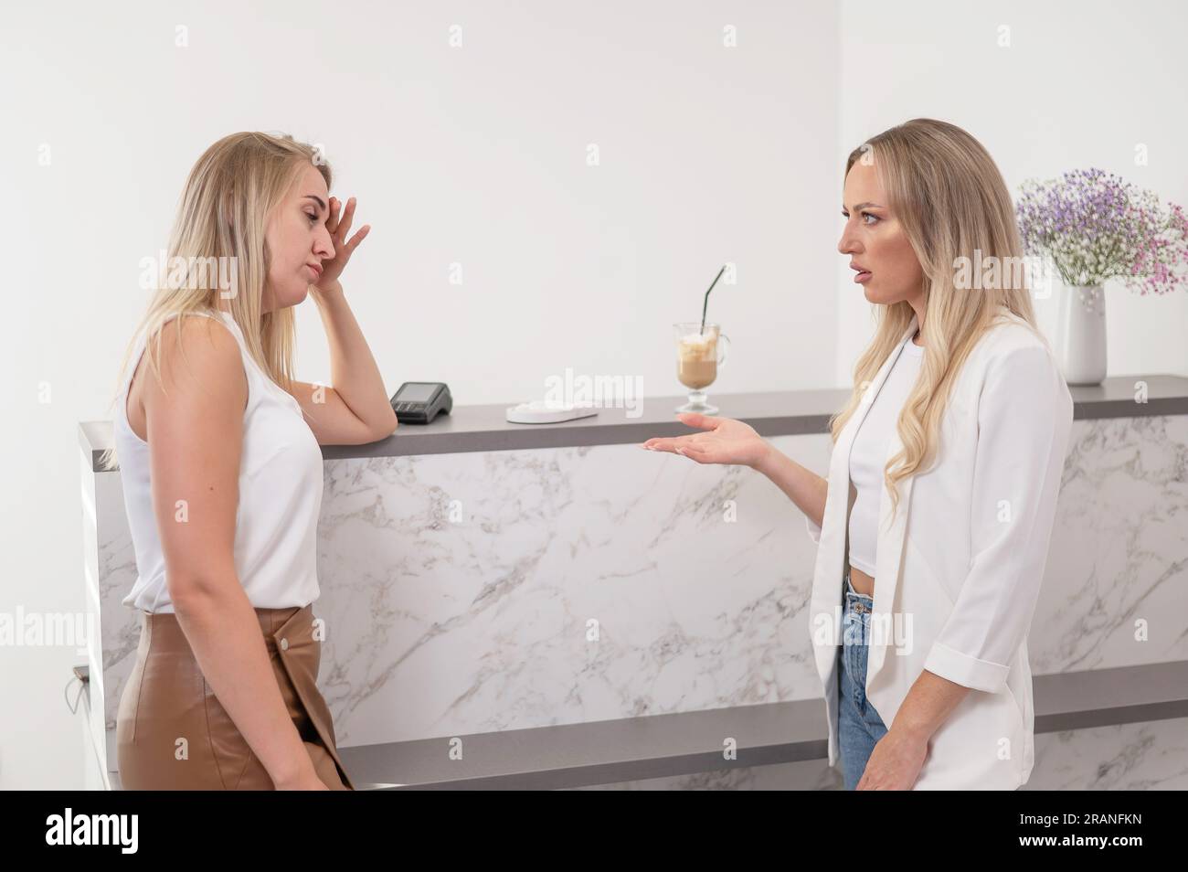 Dissatisfied client stands at the reception of a beauty salon Stock ...