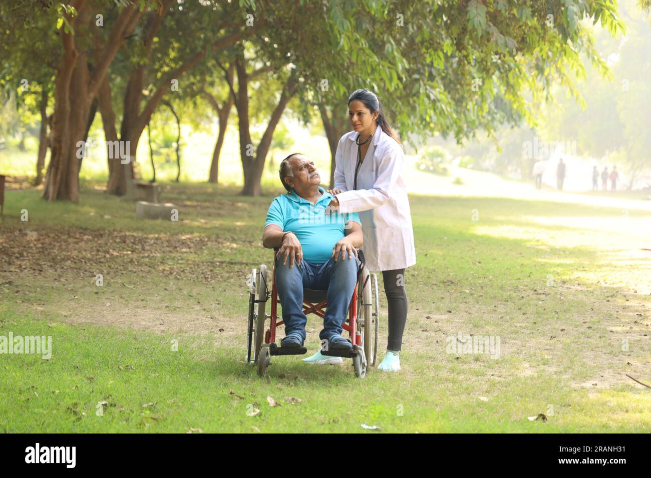 Doctor patient stethoscope checking hi-res stock photography and images ...