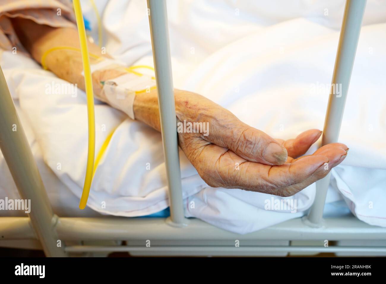 Hospital bed hand hi-res stock photography and images - Alamy