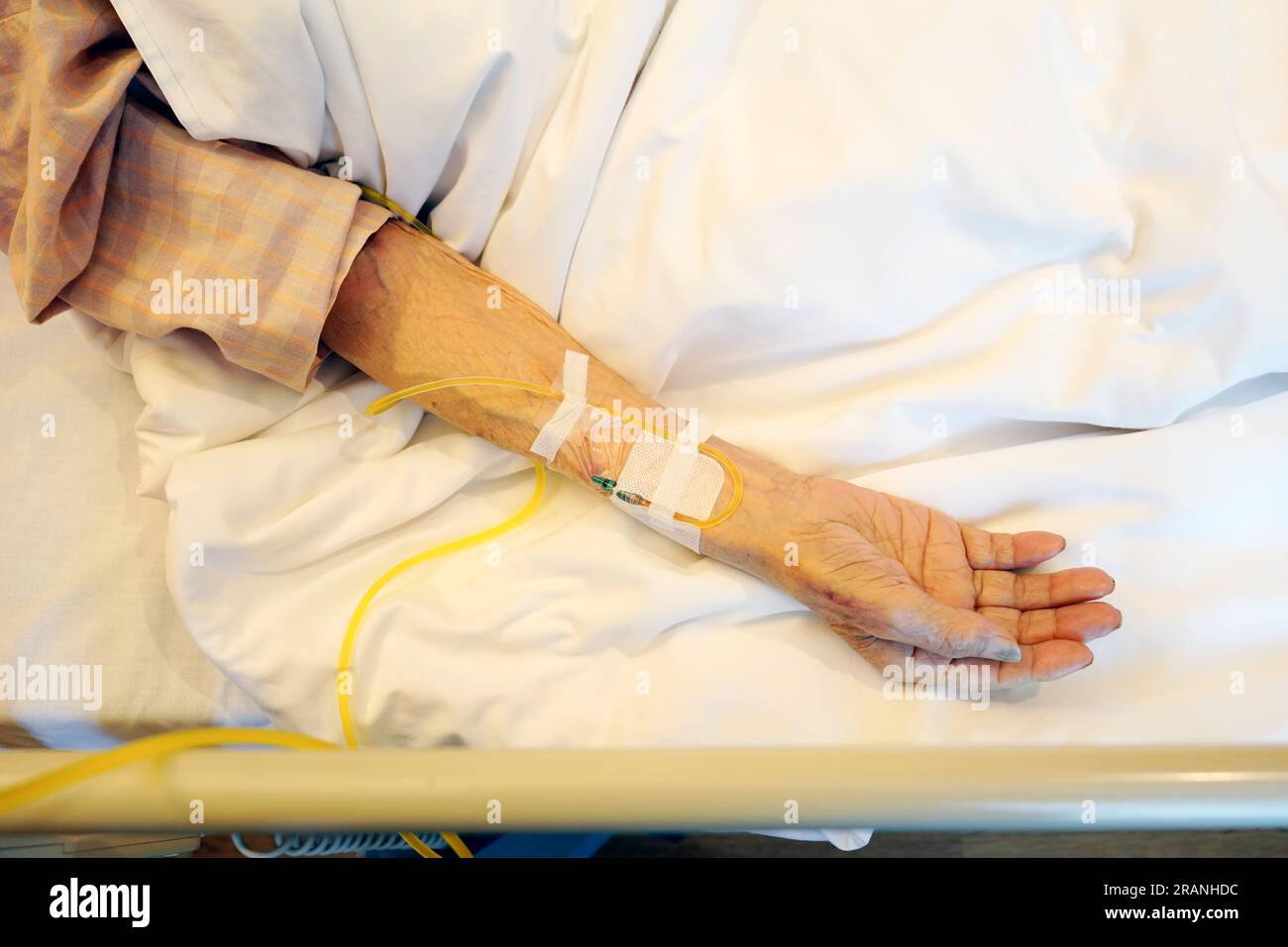 Man hospital bed drip hi-res stock photography and images - Alamy