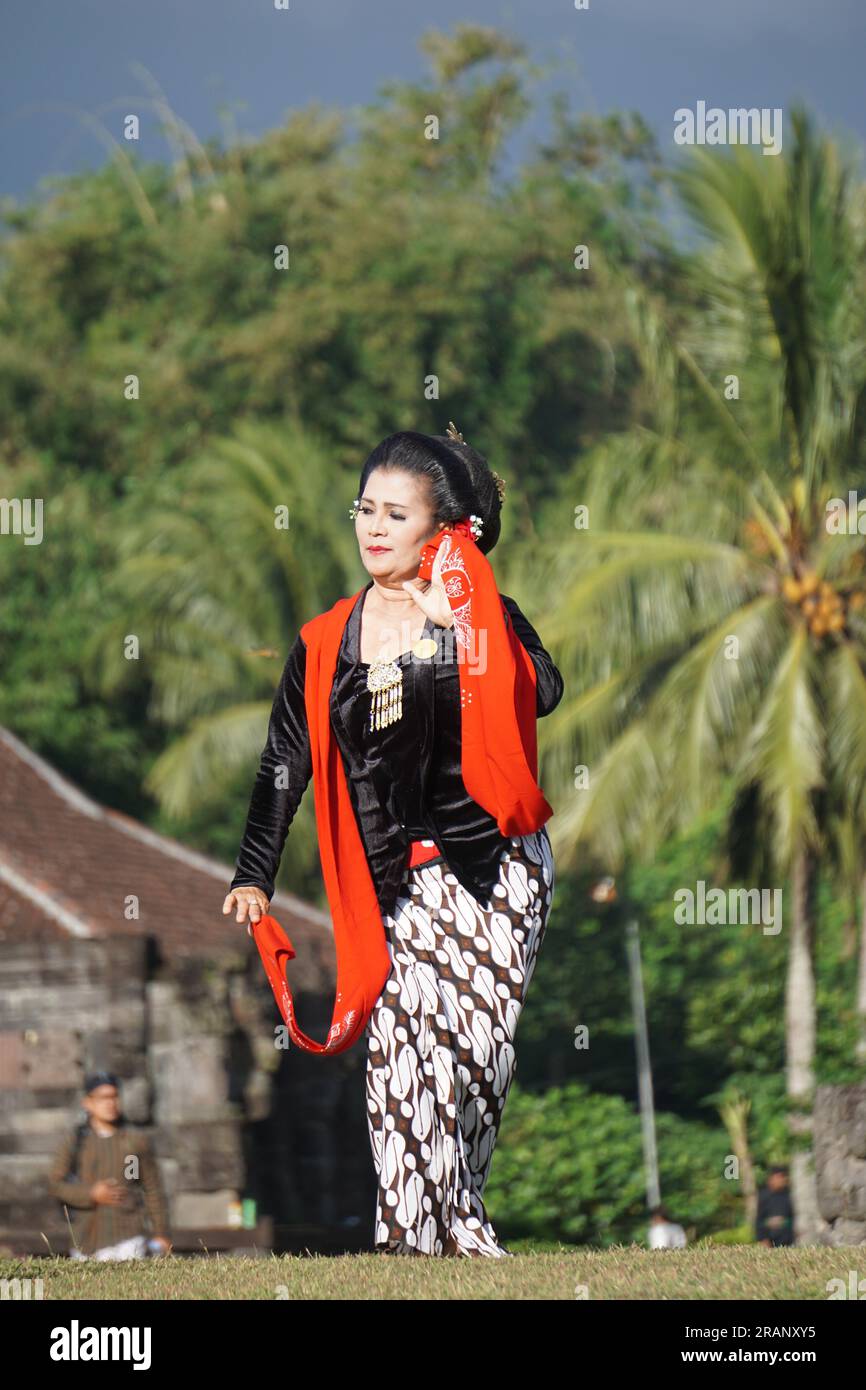 Indonesian performing gambyong dance hi-res stock photography and ...
