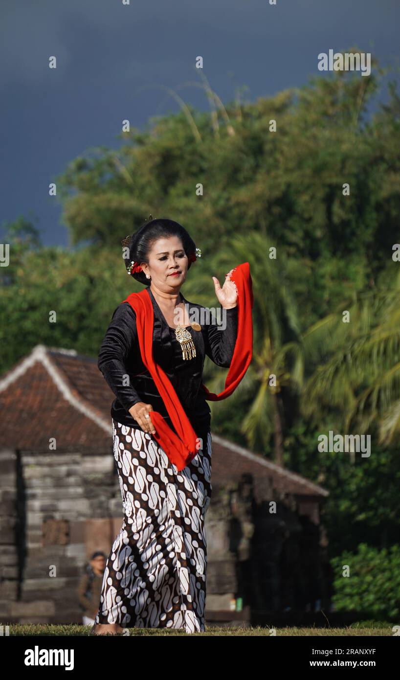Indonesian performing gambyong dance hi-res stock photography and ...