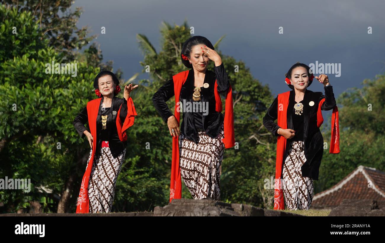 Indonesian performing gambyong dance hi-res stock photography and ...