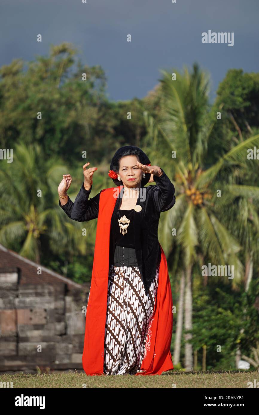 Indonesian performing gambyong dance hi-res stock photography and ...