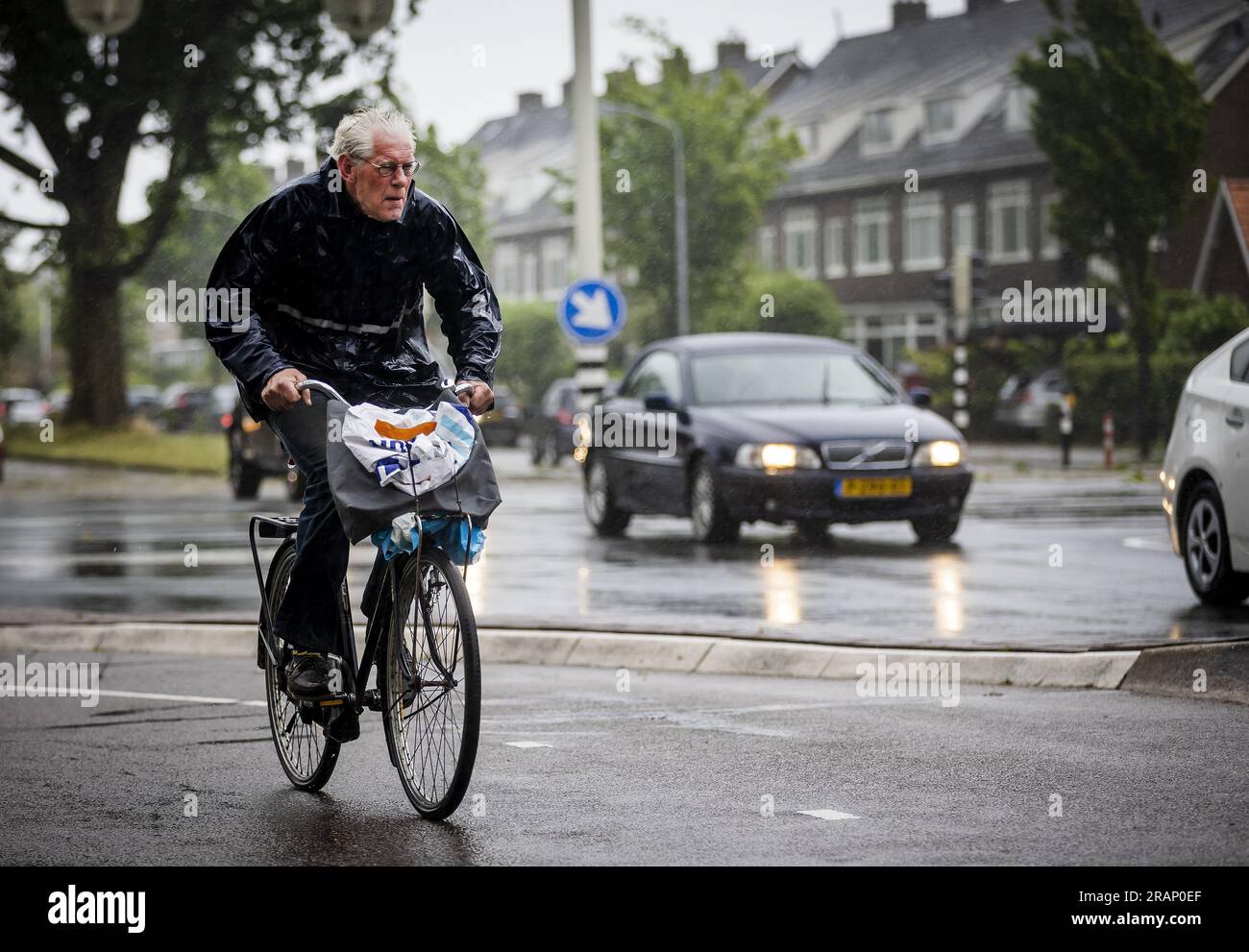 HAARLEM - Cyclists and motorists brave the storm in Haarlem. The first ...