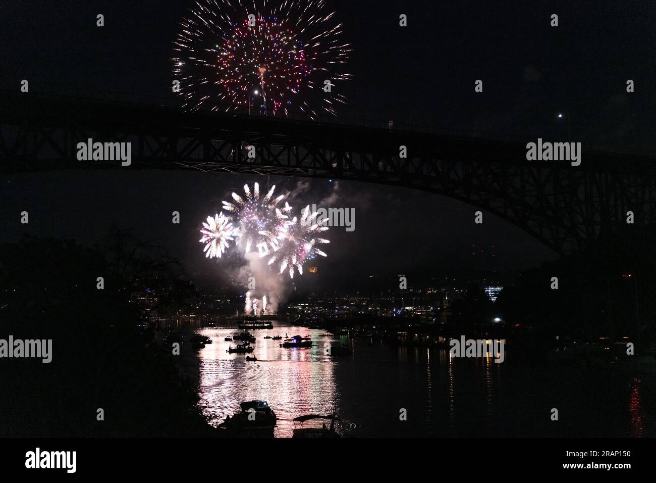 Seattle 4 july fireworks hi-res stock photography and images - Alamy