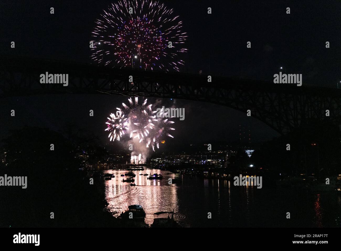Seattle 4 july fireworks hi-res stock photography and images - Alamy